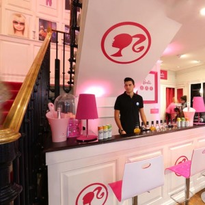 A Champagne bar signed Barbie!