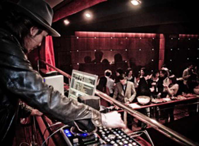 Glam movie, champagne and street-food