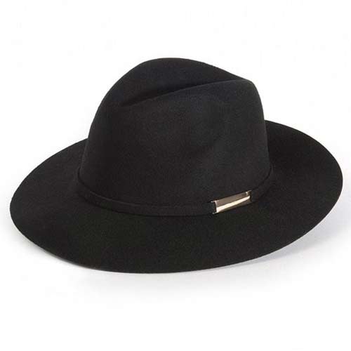 Le chapeau, le must-have accessoire du soir